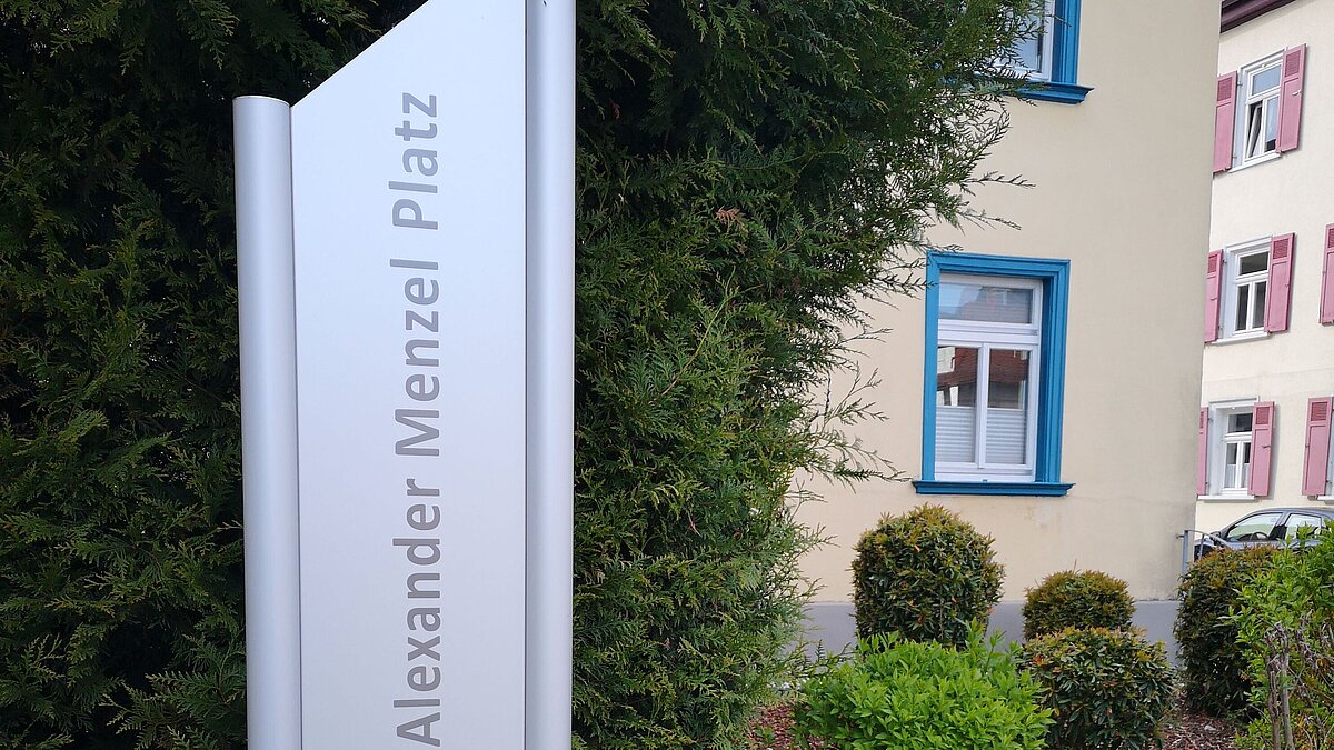 Namenstele erinnert an Pfarrer Alexander Menzel